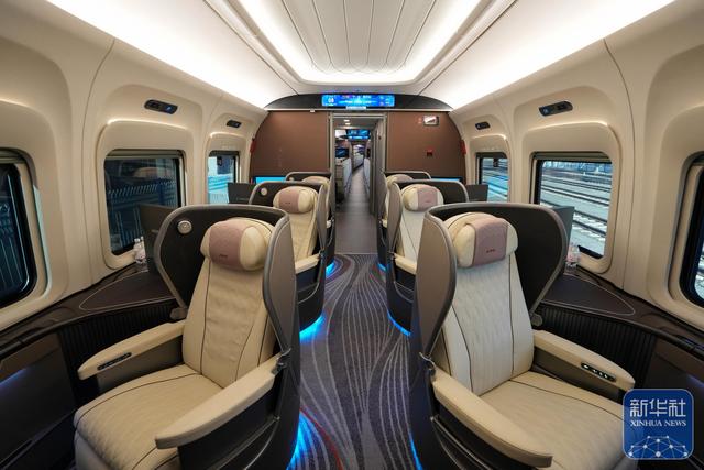 全球最快高铁，时速400公里CR450动车组样车亮相——上海热线新闻频道