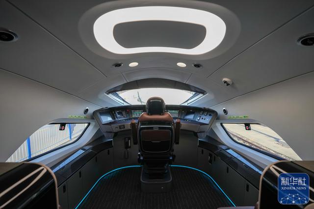 全球最快高铁，时速400公里CR450动车组样车亮相——上海热线新闻频道